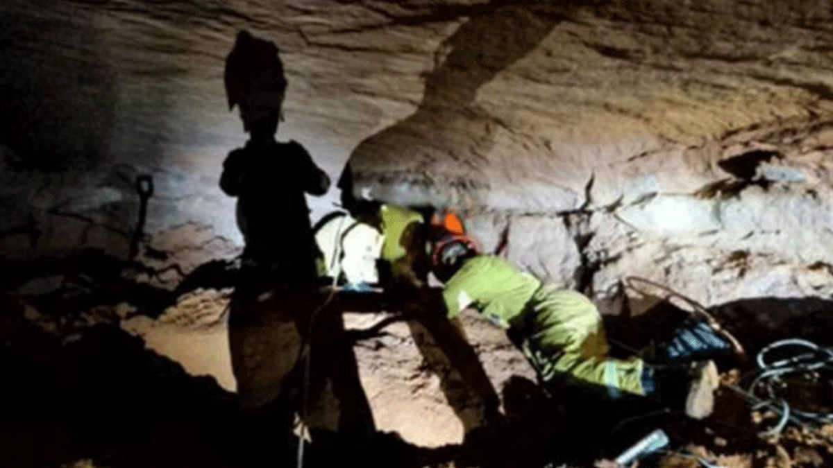 Quince bomberos quedaron atrapados en una gruta