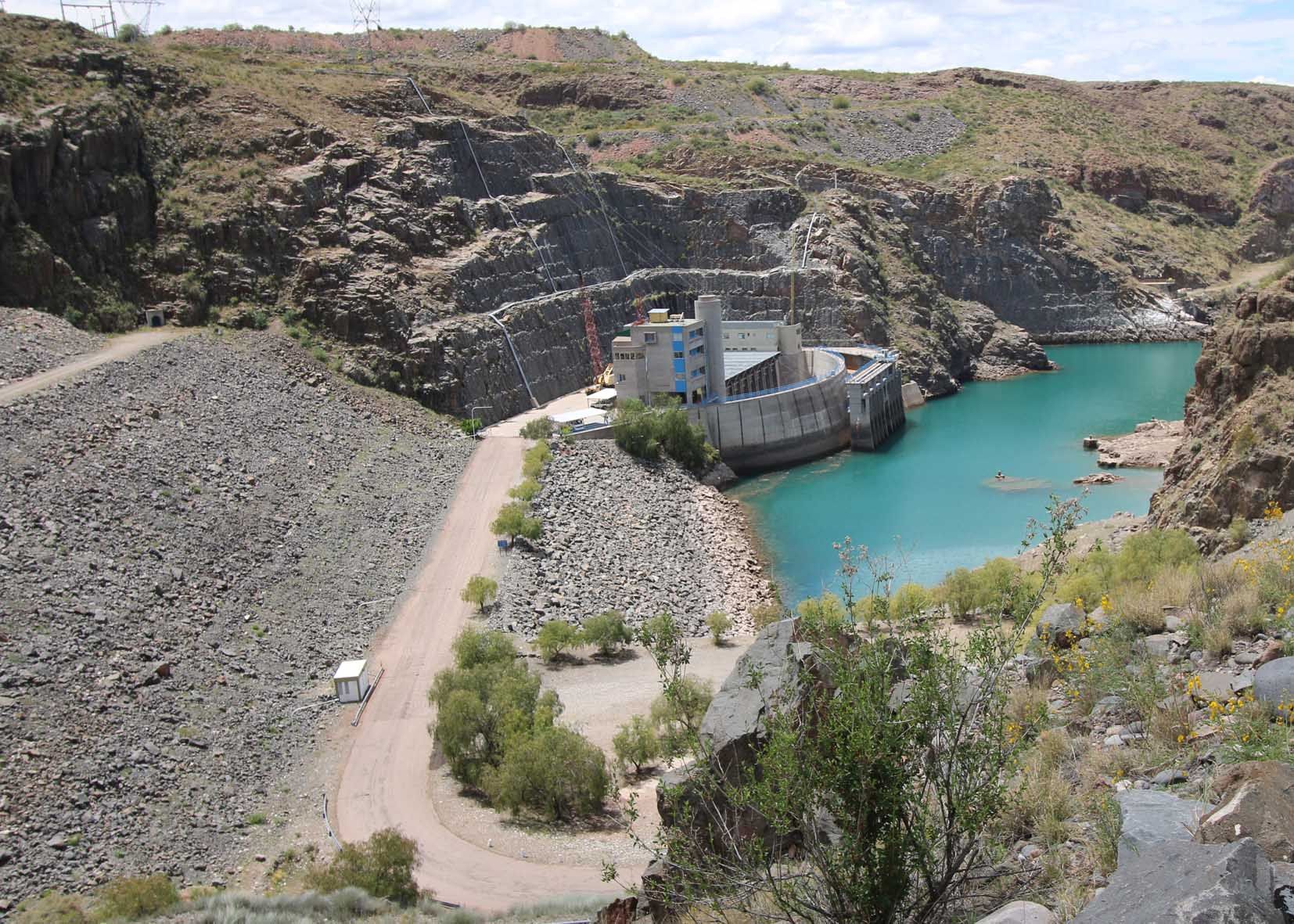 Por el interior de Los Reyunos, una central con características únicas