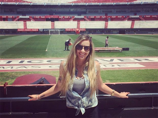 La periodista de River que calienta con su baile en el caño