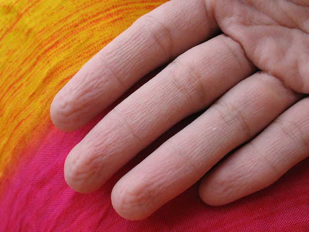 ¿Por qué se arrugan los dedos cuando los mojamos?