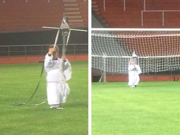 Gimnasia contrató un cura enano para desengualichar el estadio