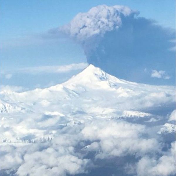 El volcán en Alaska se calmó tras la erupción y rebajaron la alerta