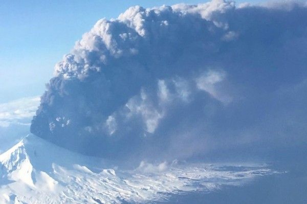 El volcán en Alaska se calmó tras la erupción y rebajaron la alerta