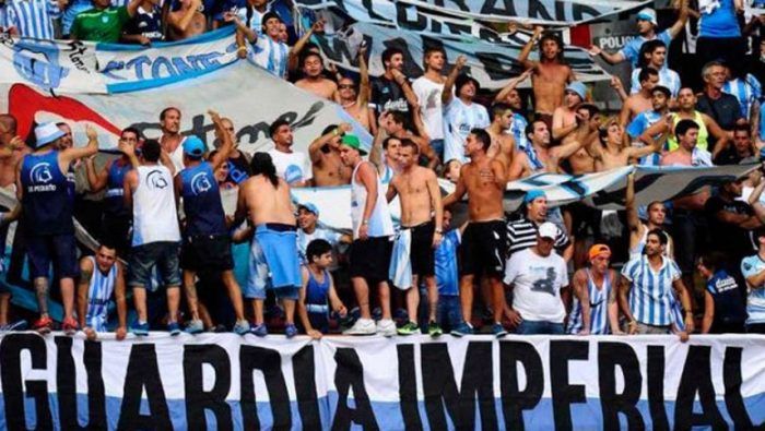 La barra de Racing exigió pilcha y 30 mil dólares