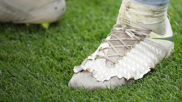 Como en el potrero: jugó una final en Wembley con unos botines todos rotos