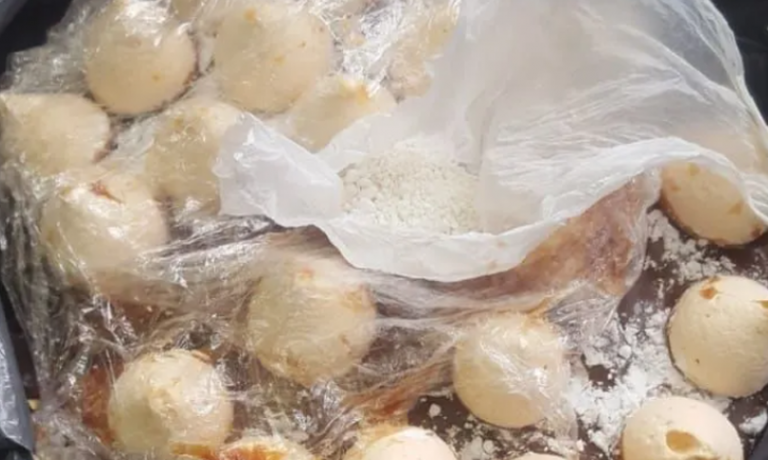 Una torta con merengues rellenos de cocaína fue descubierta ingresando ...