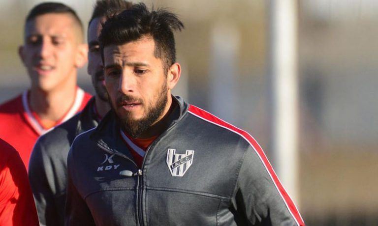 La Lepra incorporó a Sebastián Navarro, un volante con experiencia