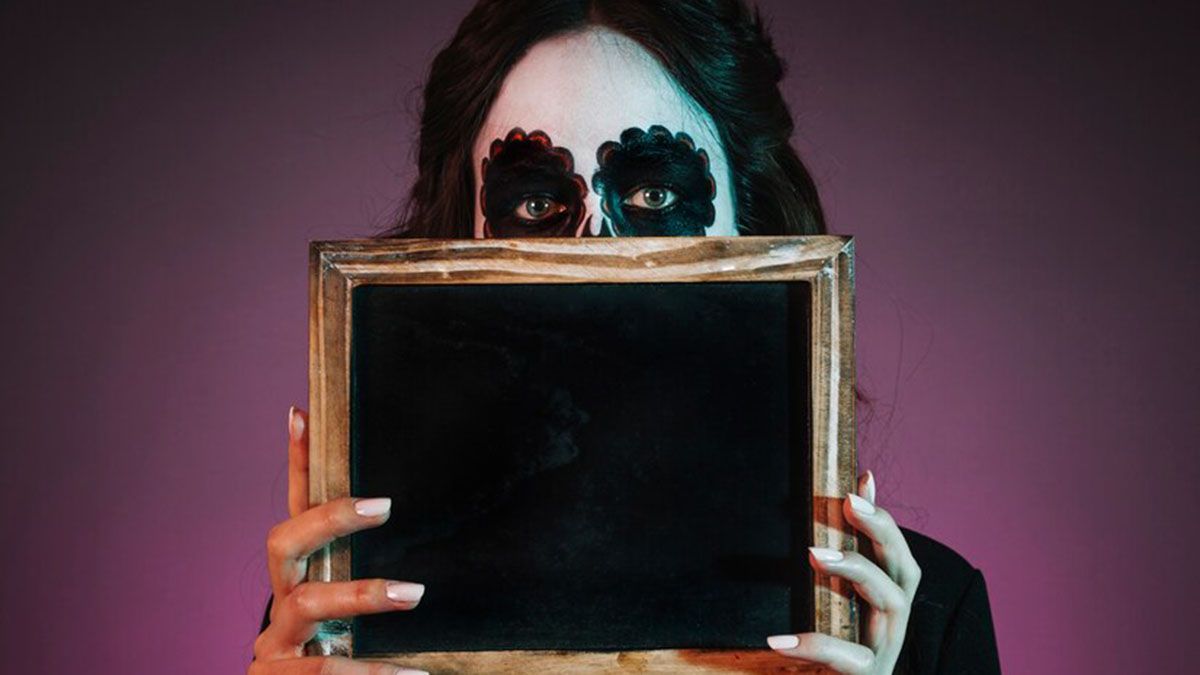 Rituales: ¿qué significa enterrar la foto de una persona y con qué ...