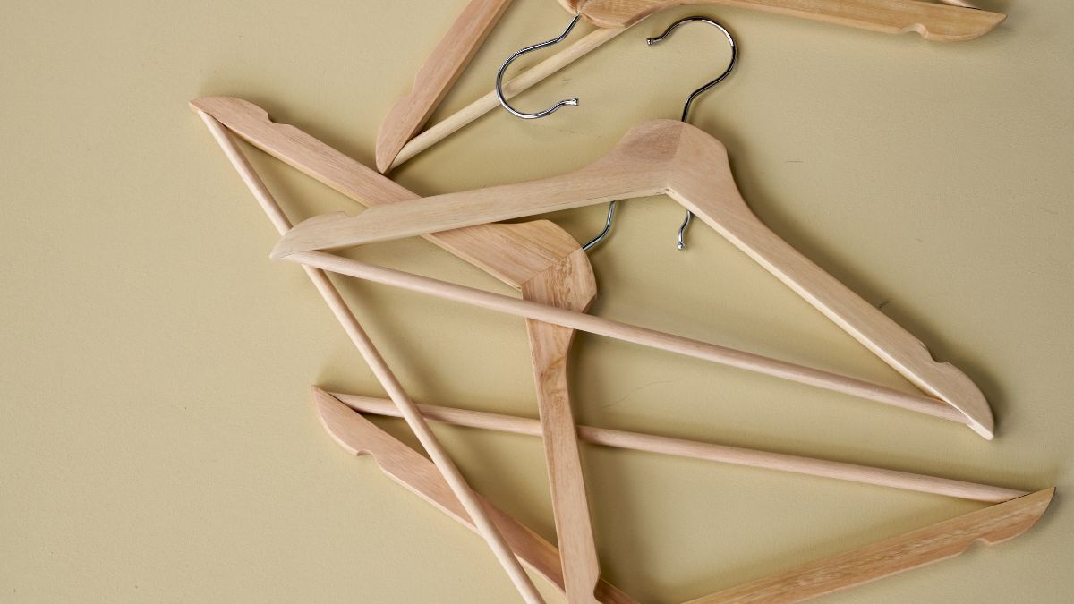 Recicla perchas de madera con este DIY y transfórmalas en una original idea