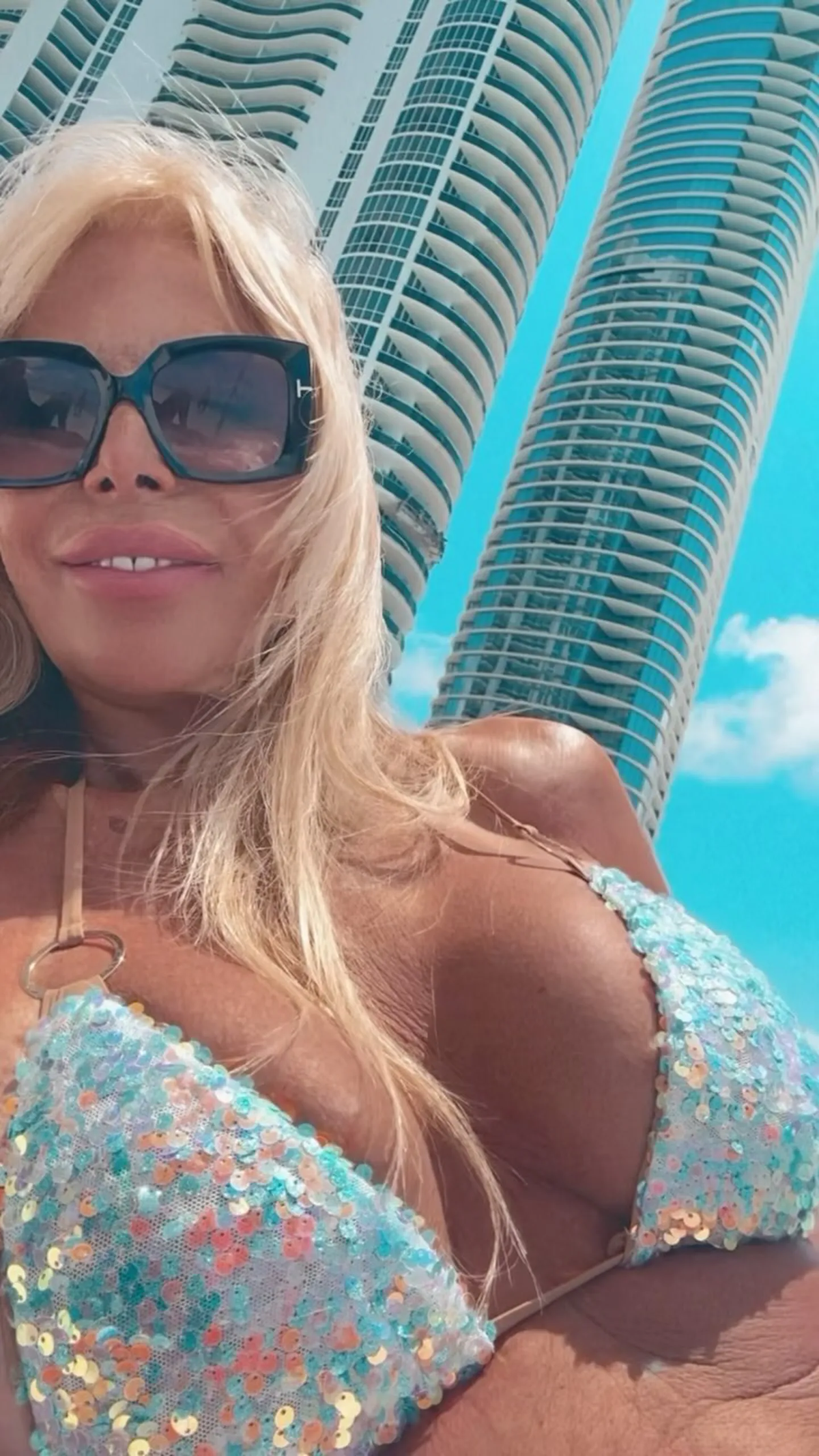 A sus 71 años Graciela Alfano estrena taparrabos en clave metalizado ultra XS desde Miami