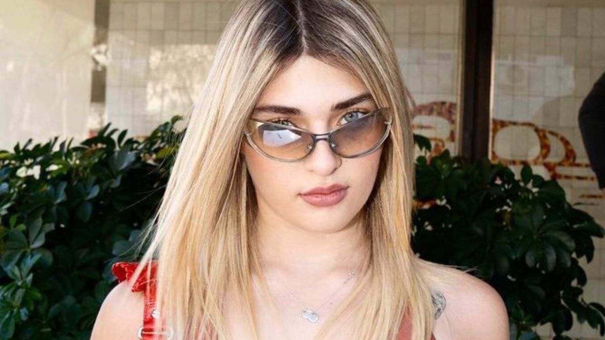 Ultra mini fajada y corpiñito, Martita Fort redobló y reventó el verano europeo