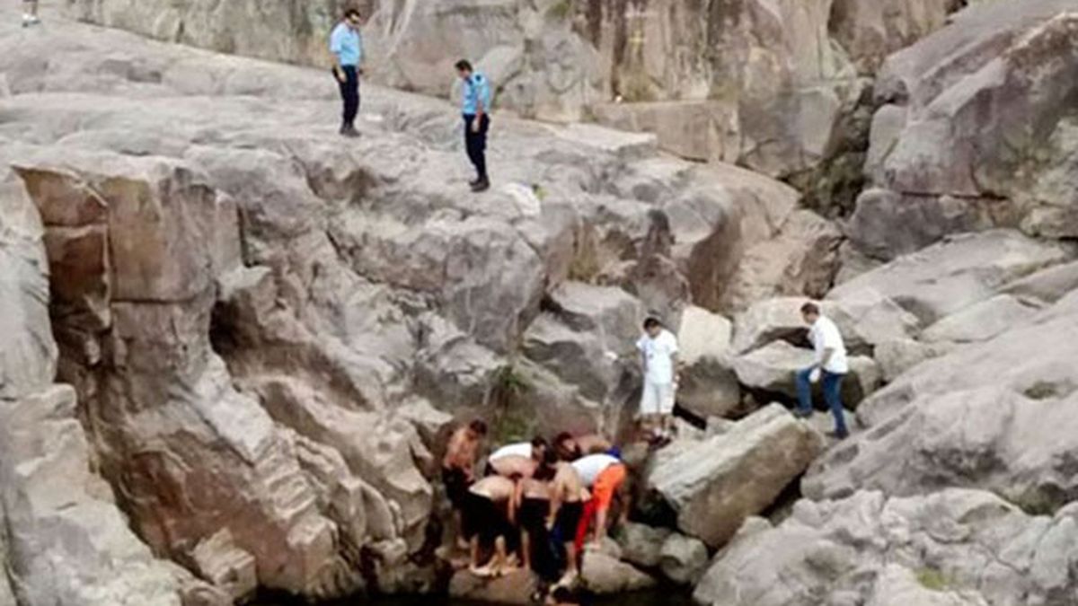 Un turista golpeó su cabeza con una piedra al tirarse al río y murió