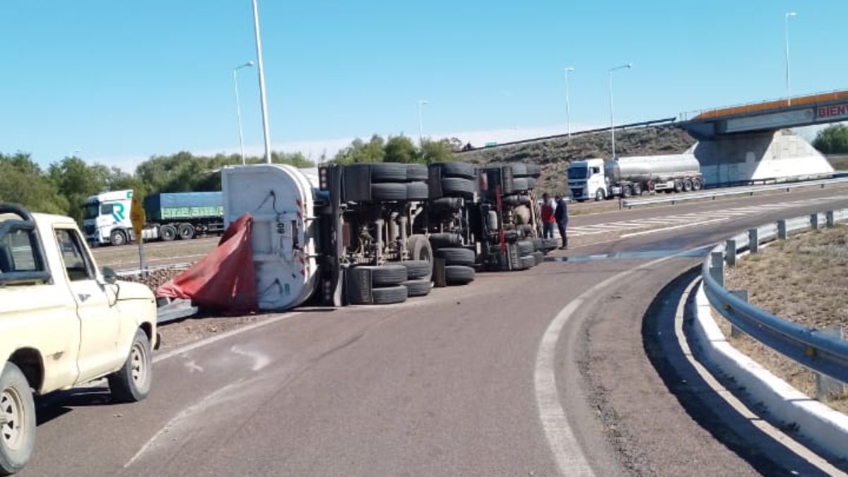 Un chofer que conducía un camión cargado con papas volcó en la ruta 7 ...