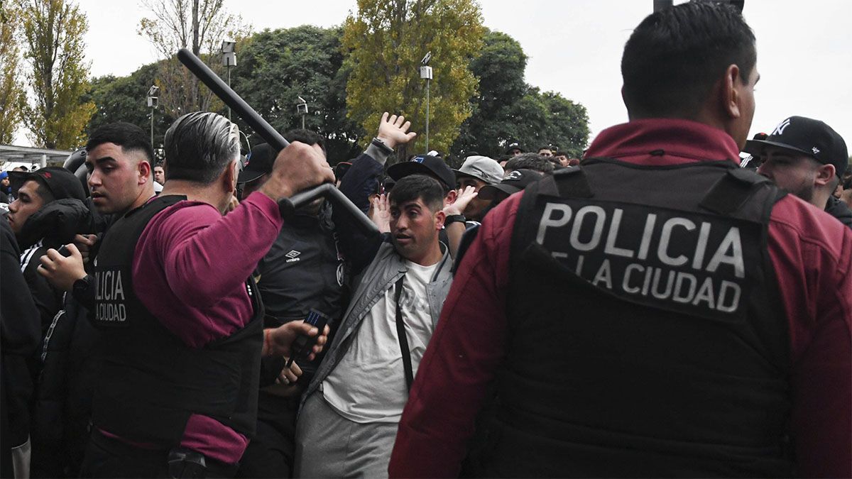 Los hinchas de Colo Colo protagonizaron serios incidentes ante Boca