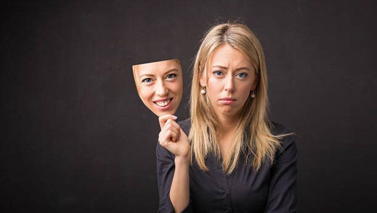 Cómo reconocer a una persona falsa, según la psicología