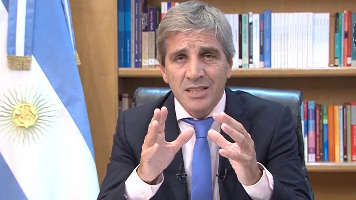 El ministro Caputo anunció un paquete de medidas, con el dólar oficial ...