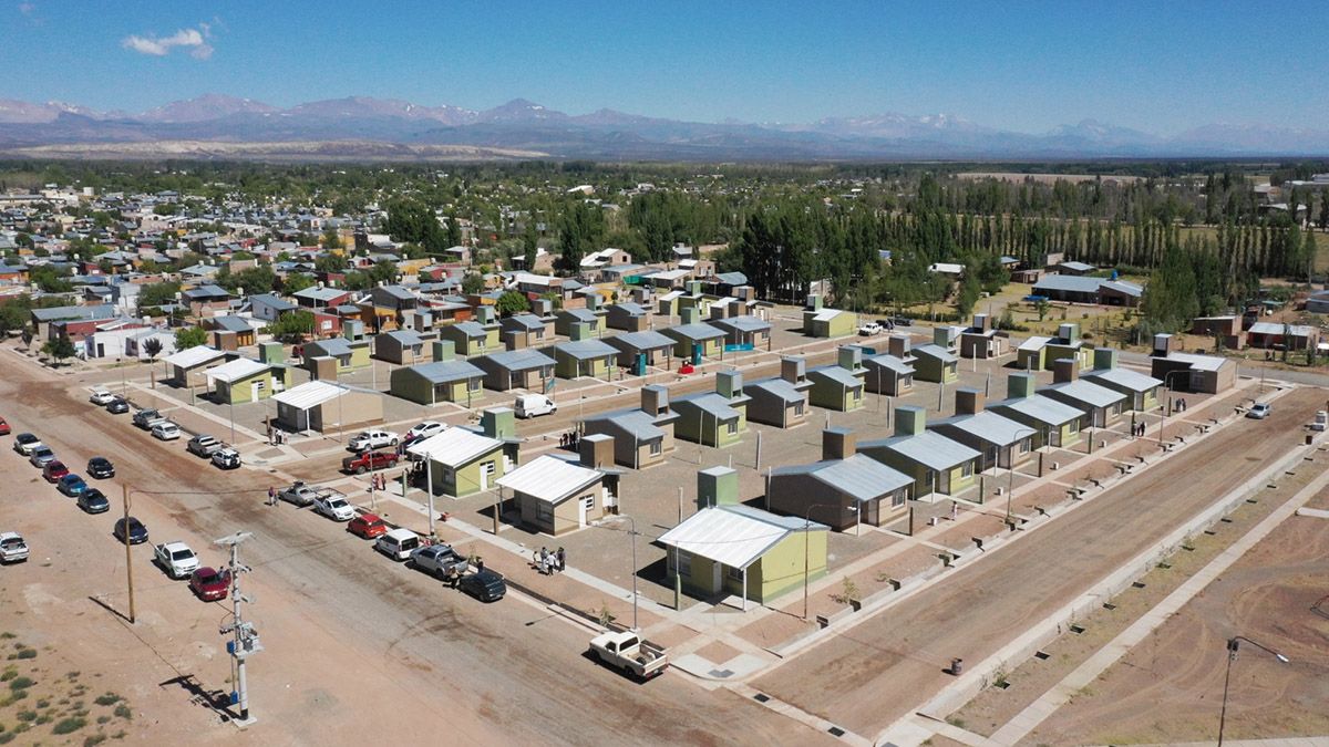 Mendoza Construye El Gobierno Invertirá Casi Mil Millones En Viviendas