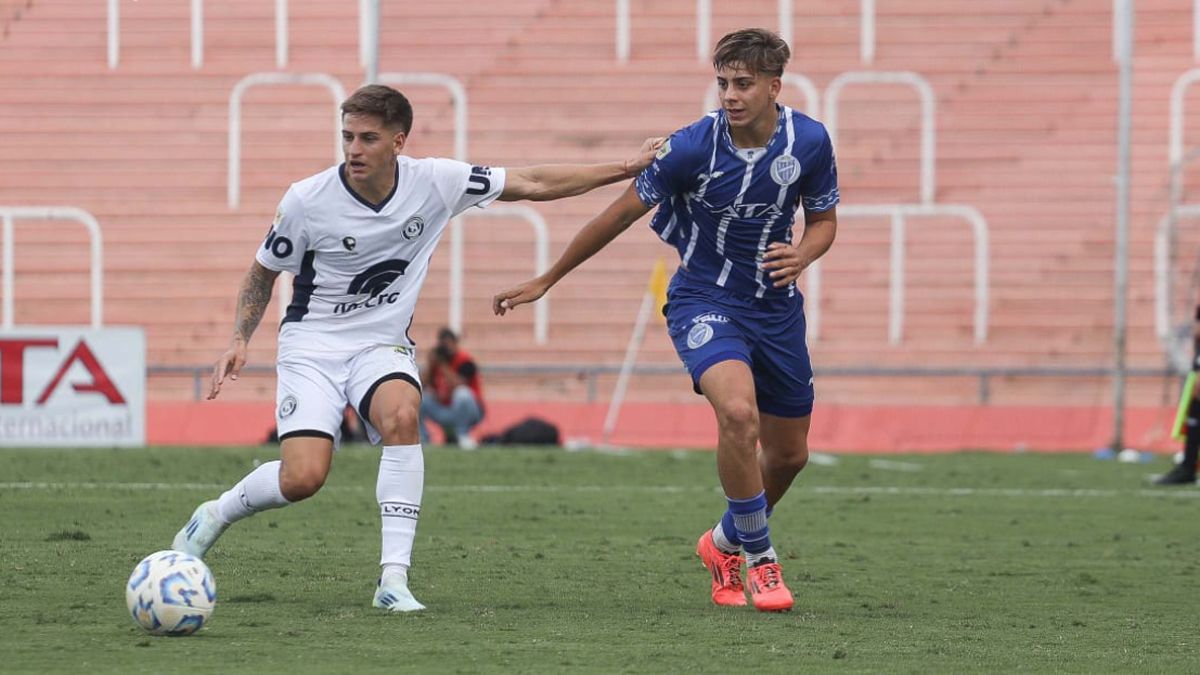 Juan Morán fue titular en Godoy Cruz y le tocó marcar a Sebastián Villa ...