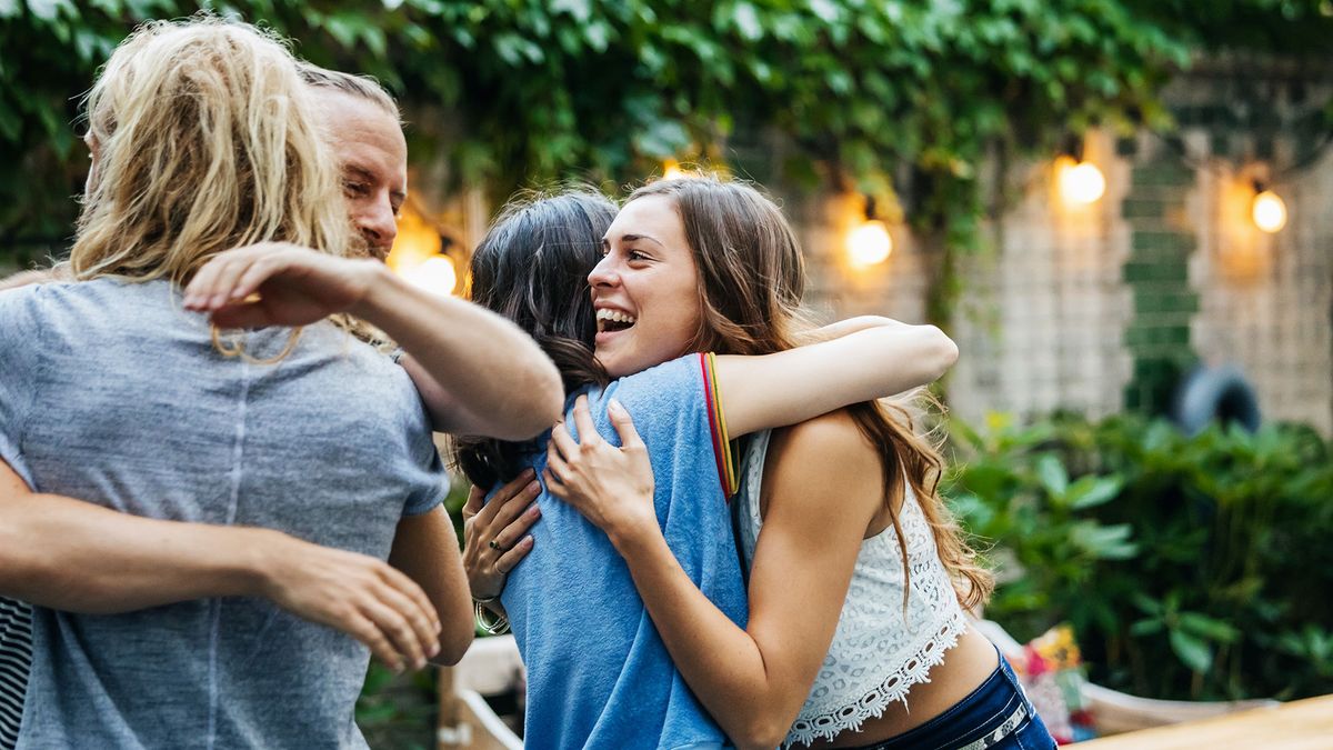 Regresaron los saludos con besos y ¿el mate compartido?