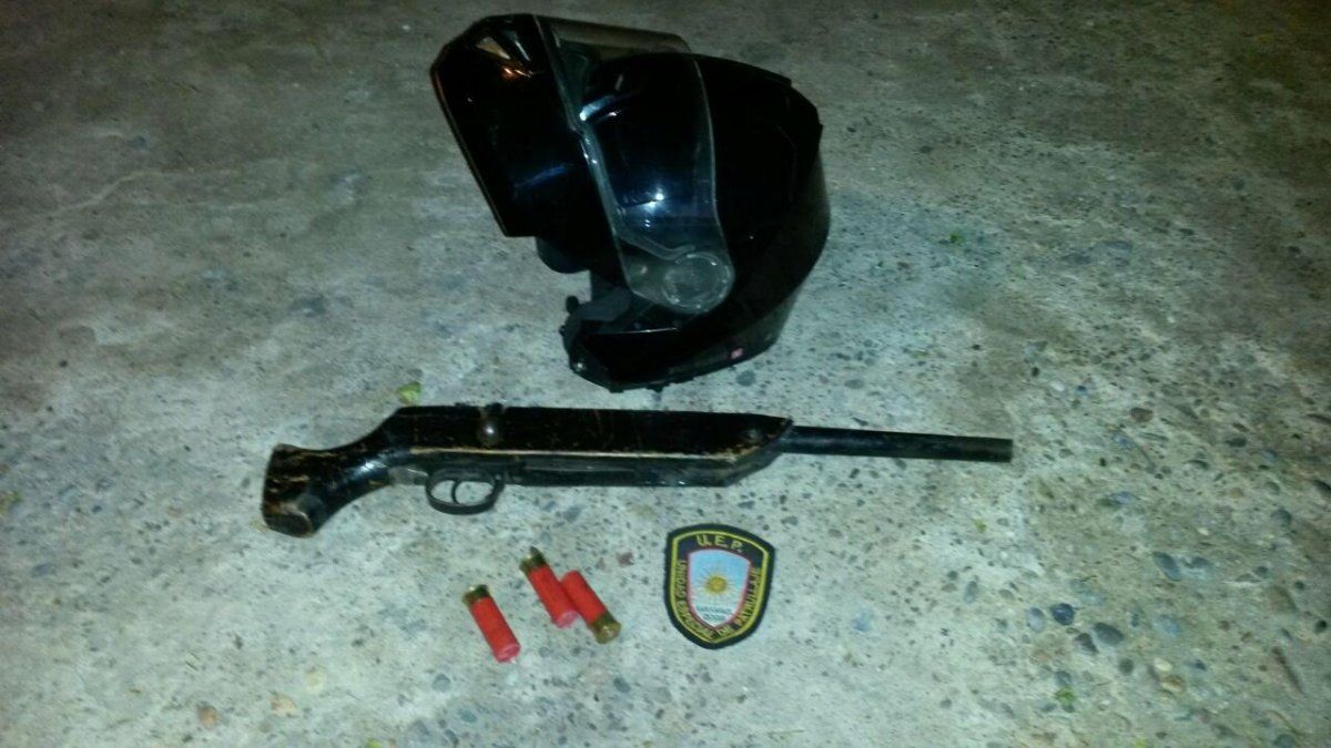 En un control lo sorprendieron con una escopeta recortada en su camioneta