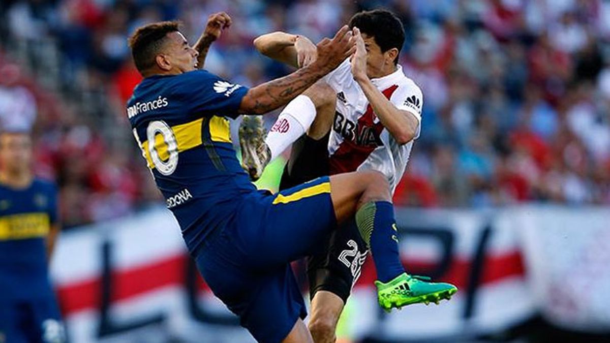 La imagen lo dice todo: patada al pecho y roja para Nacho Fernández