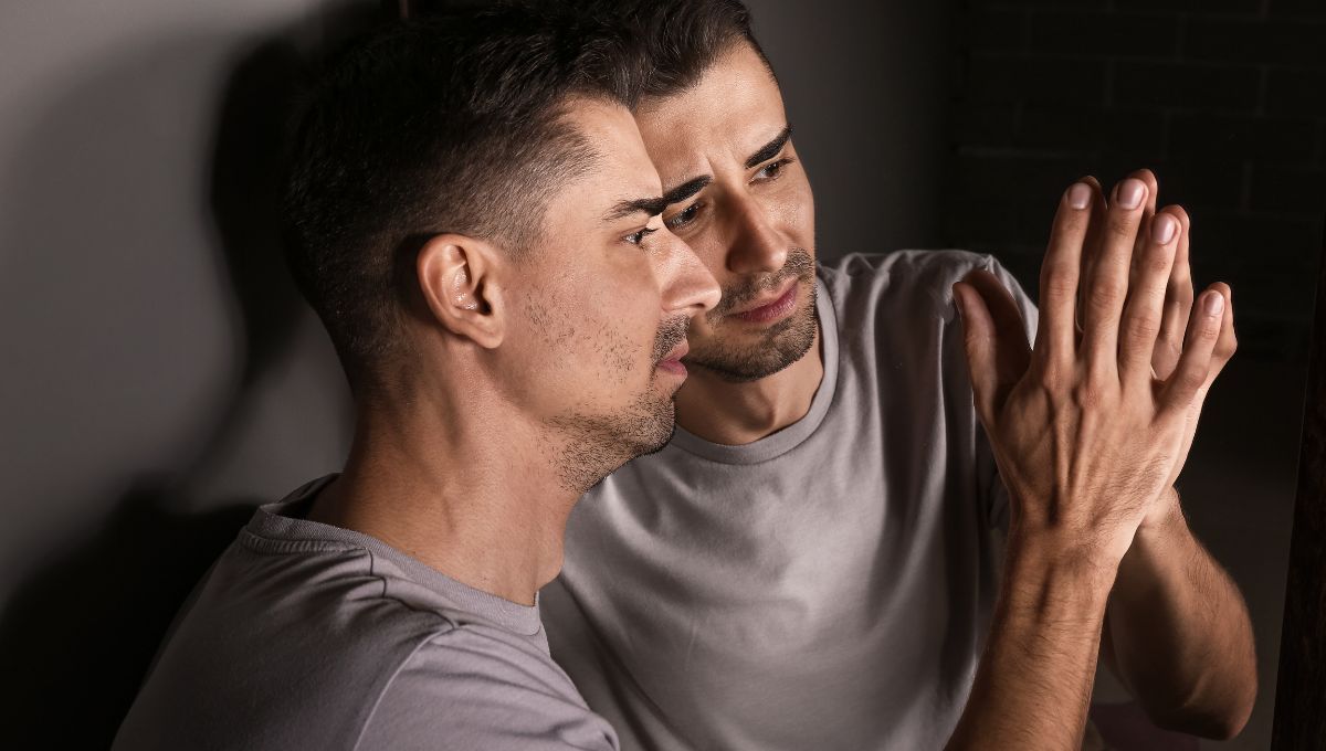 ¿Qué significa hablarse a uno mismo frente al espejo?