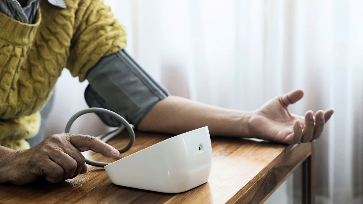 Cuál es la postura correcta para medir la presión arterial y por qué es fundamental