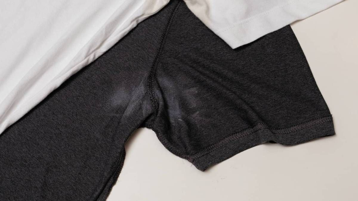 Dile adiós a las manchas blancas de desodorante de tu ropa oscura en 1 ...