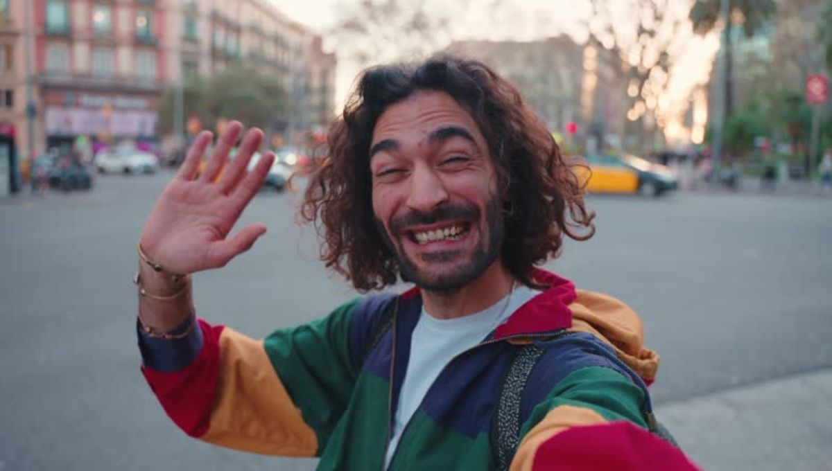 Qué significa levantar las cejas al saludar, según la psicología del ...