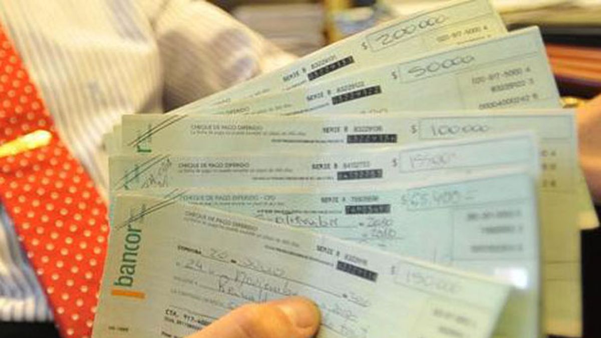 La crisis financiera en el país: la cantidad de cheques rechazados ya ...