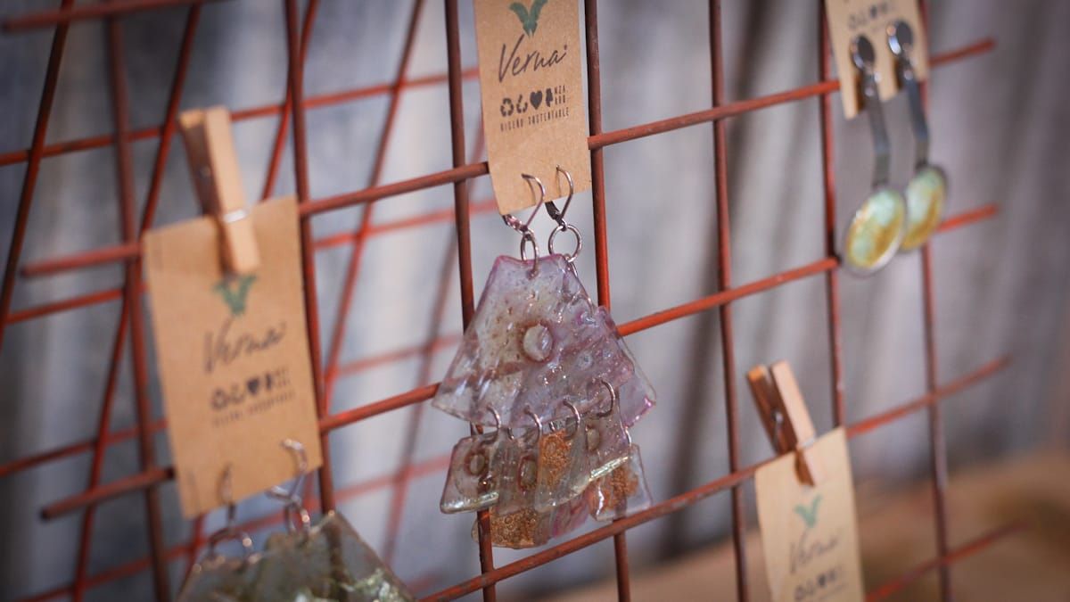 Una joven mendocina recicla residuos electrónicos y diseña joyería ...