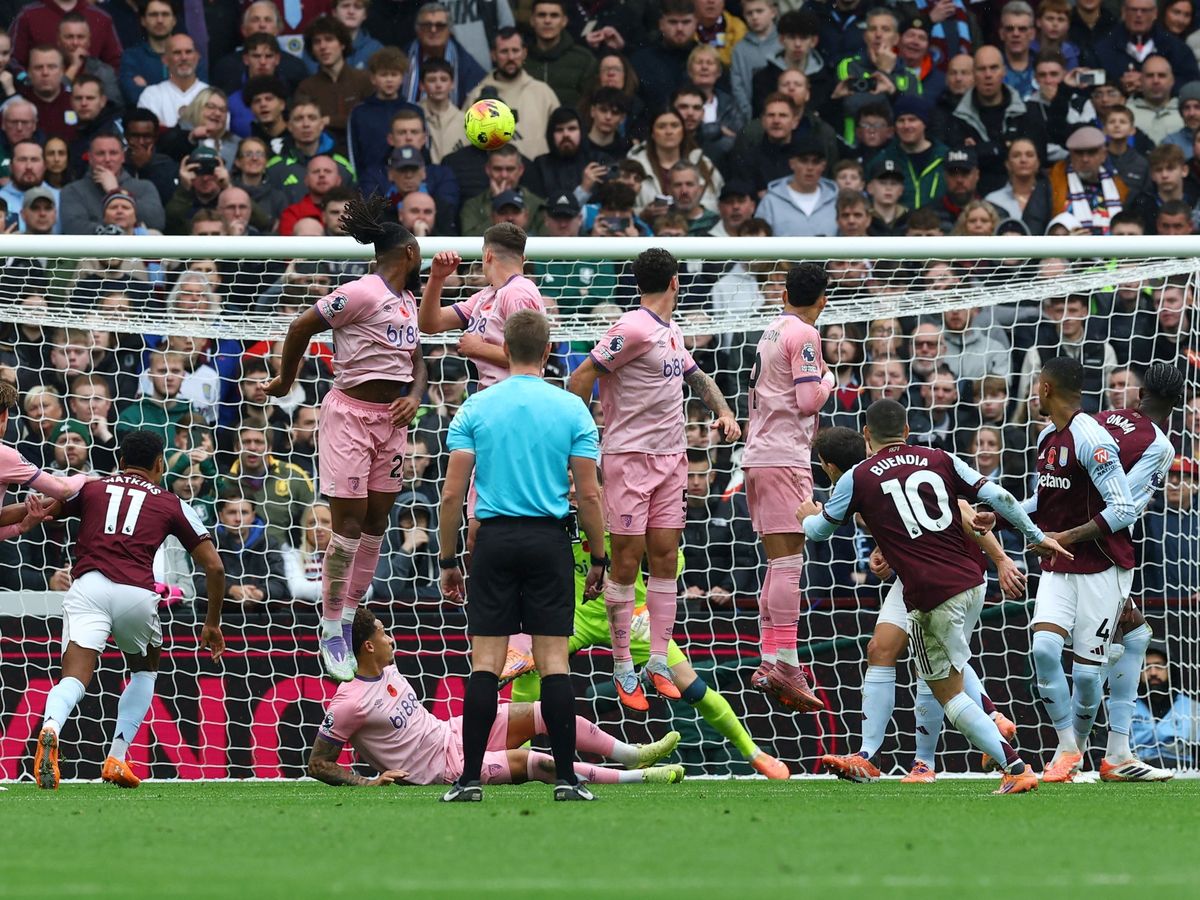 Dibu Martínez atajó un penal y Buendía convirtió un golazo en la goleada del Aston Villa