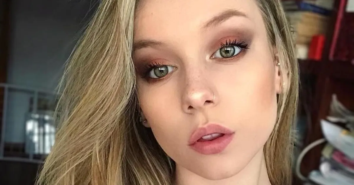 Ester Expósito subió selfie en ropa interior ultra transparente y el delirio es total