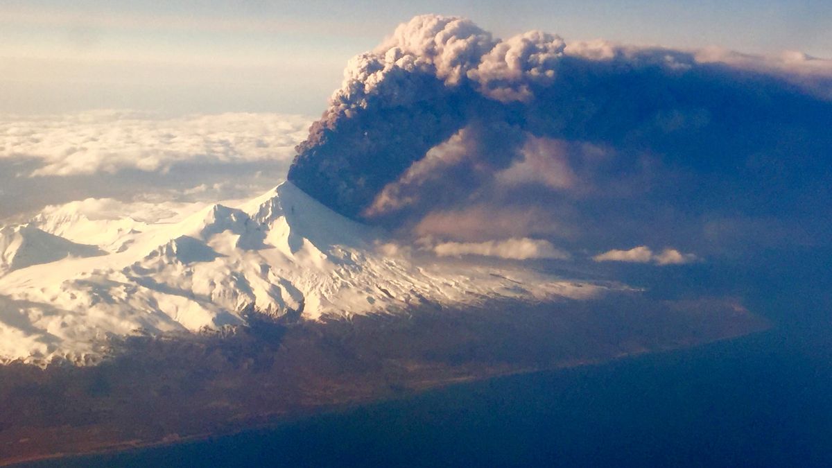 El volcán en Alaska se calmó tras la erupción y rebajaron la alerta