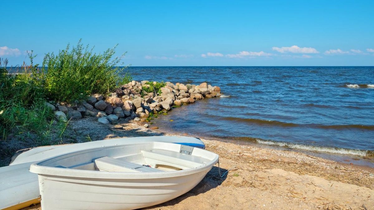 Es el quinto lago más grande de Europa y permanece seis meses congelado ...