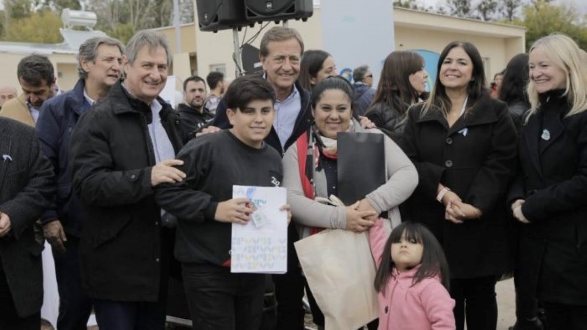 Cornejo, Suarez y Félix pausaron la grieta y entregaron 35 casas juntos ...