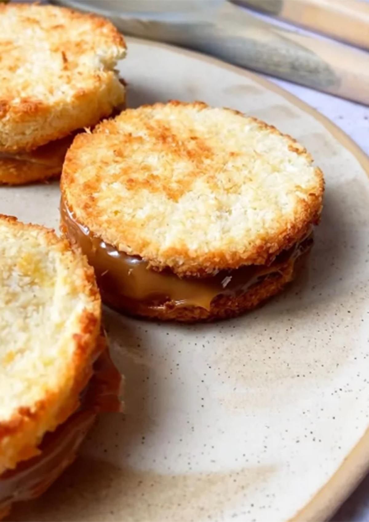 Receta: alfajores de coco y limón, sin harinas y ultra deliciosos