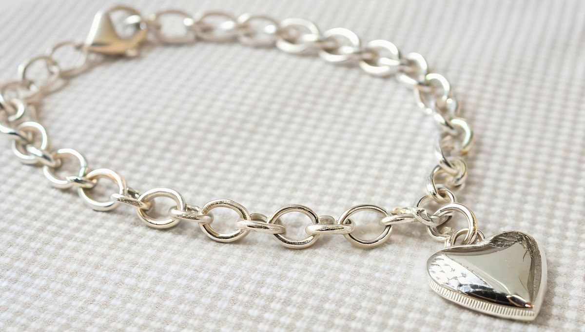 Cómo limpiar joyas de alpaca en pocos minutos, con un truco y un par de ...