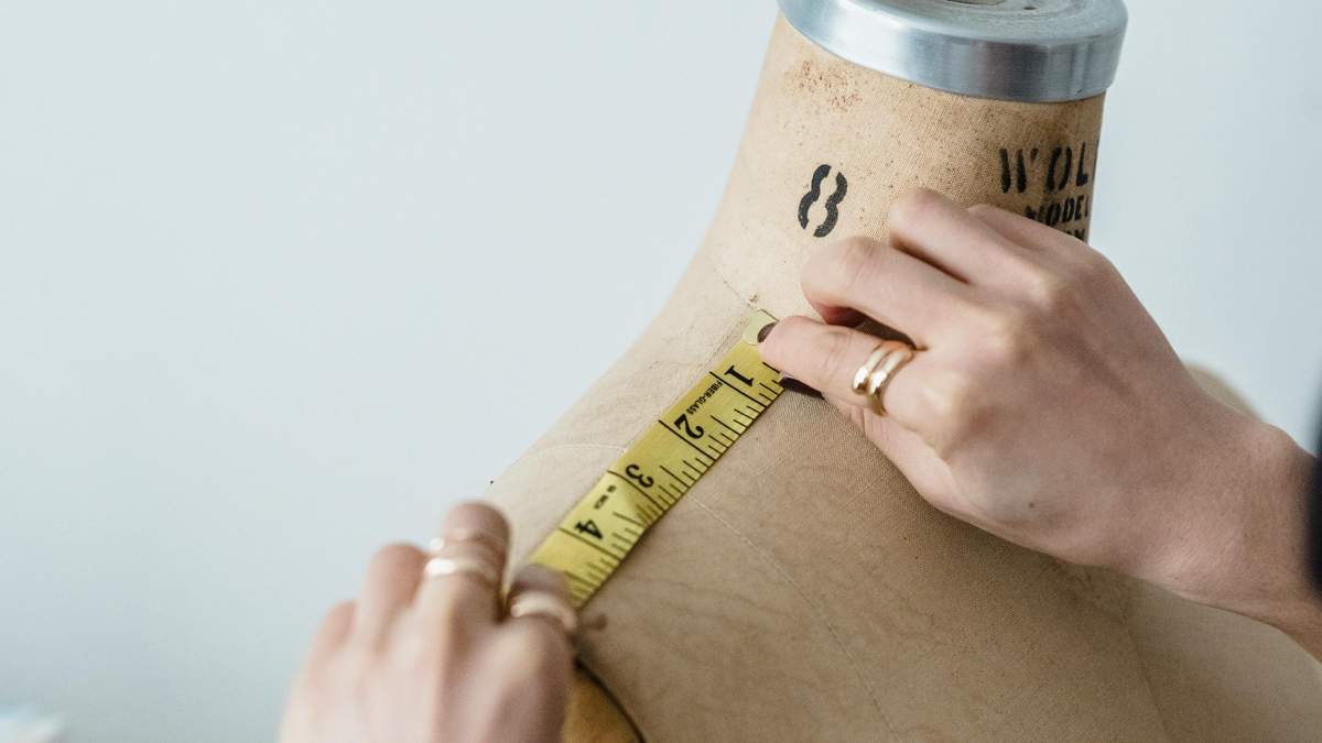 Las prendas de ropa suelta se despiden: ¿vuelve la moda skinny este 2025?