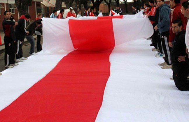 La hinchada de River presenta la bandera más grande del mundo