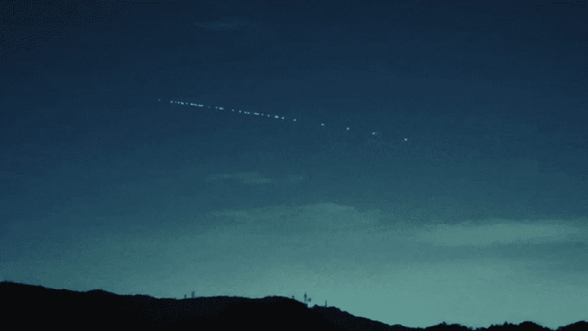 Una fila de objetos luminosos invadió el cielo de San Juan y ...