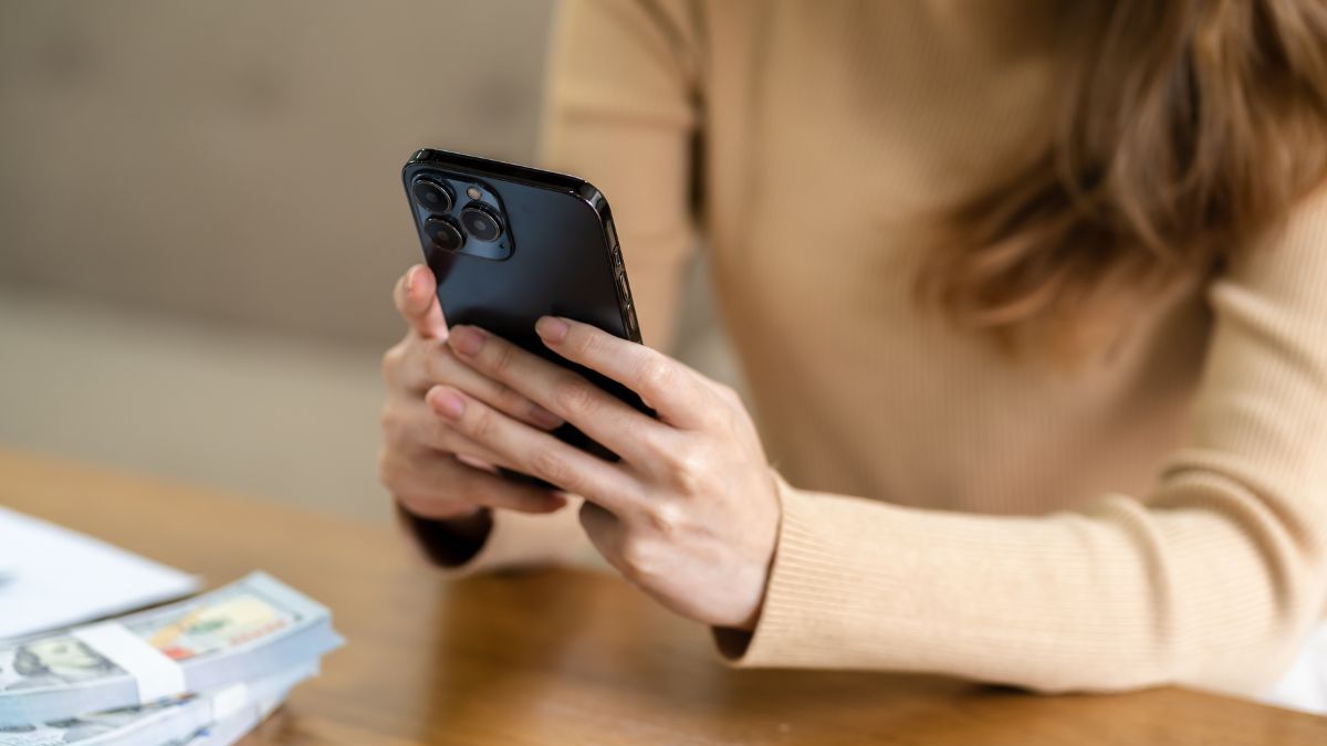 Revisar el celular de tu pareja: qué significa según la psicología