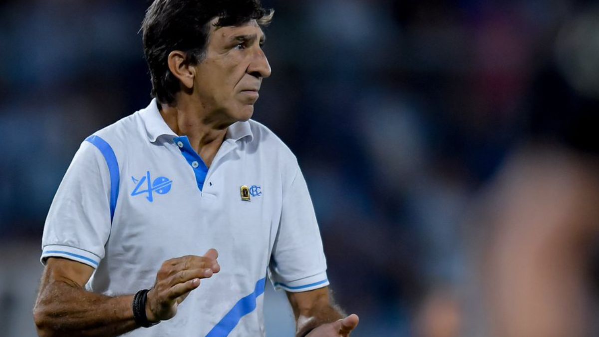 Gustavo Costas hizo un mea culpa tras su expulsión en el debut de ...