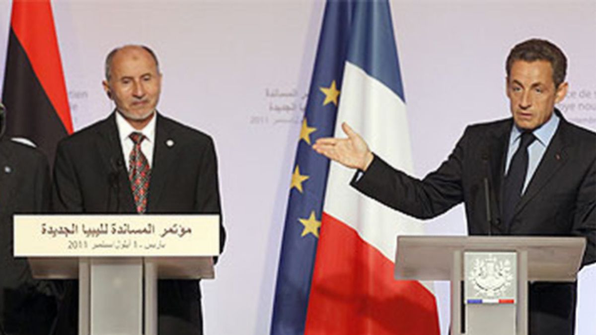 Gaddafi todavía no cayó y los rebeldes ya acordaron elegir un presidente