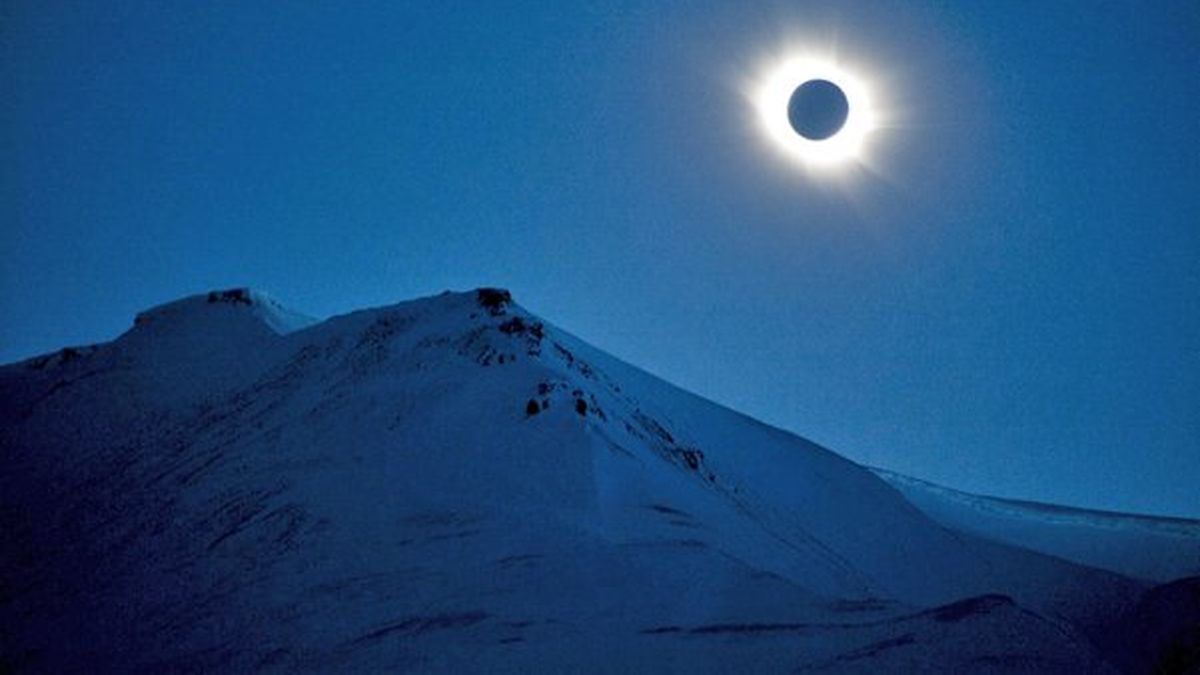 La noche invadió el día por un impactante eclipse de sol que terminó en ...