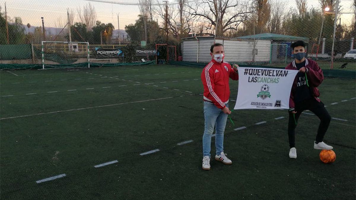 Las canchas preparan el metegol humano para reabrir sus puertas