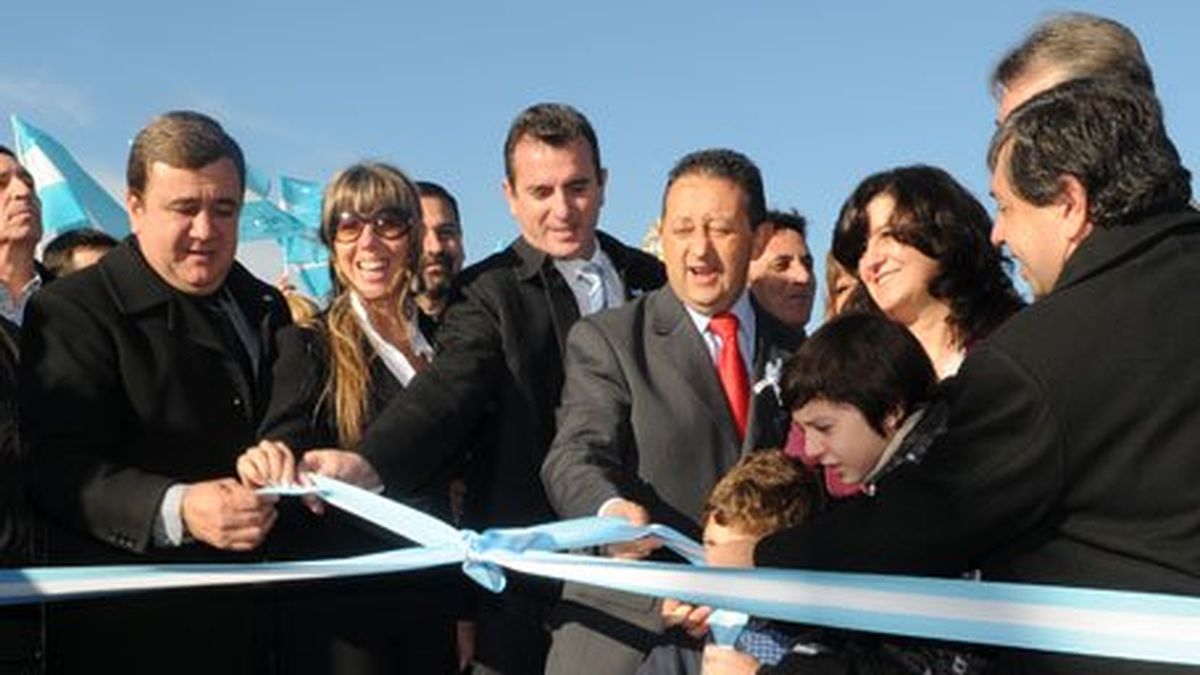 Celso Jaque inaguró el hospital de Las Heras con el respaldo de todo su ...