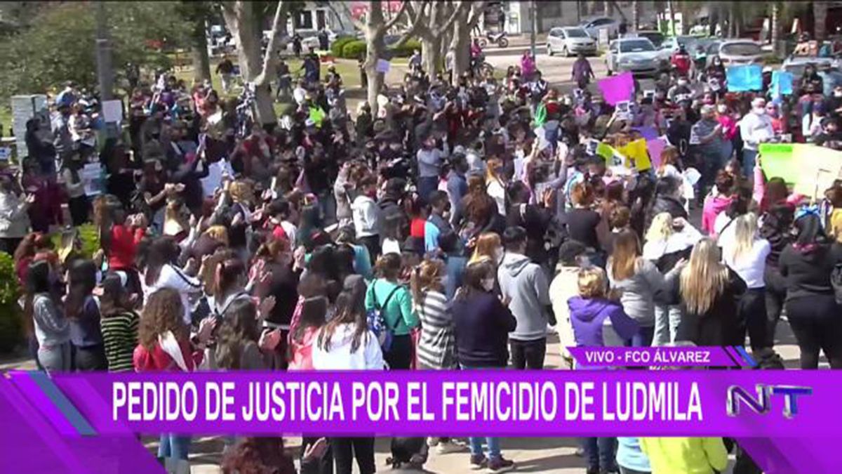Amigos de Ludmila Pretti reclamaron justicia en la comisaría
