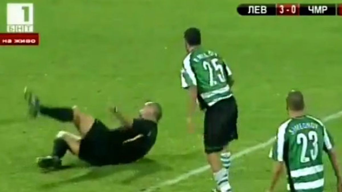 ¡Insólito! Se calentó y dejó al árbitro patas para arriba