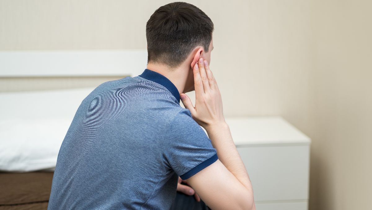 Tocarse la oreja al hablar: qué significa según la psicología